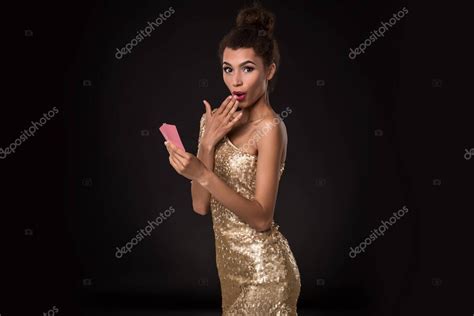 Mujer Ganadora Mujer Joven Con Un Elegante Vestido De Oro Con Dos