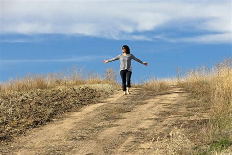 地に足をつけるための秘訣！精神を支えるパワーストーン 天然石のパワーとは？｜パワーストーン総合サイト｜種類意味効果一覧 事典 口コミ 比較