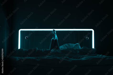 Стоковое фото Piernas De Mujer Desnuda En La Cama Iluminadas Por Led