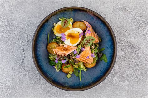 신선한 딸기를 곁들인 맛있는 타트 수제 딸기 케이크 조각으로 접시 0명에 대한 스톡 사진 및 기타 이미지 0명 고급 호텔 과일 Istock