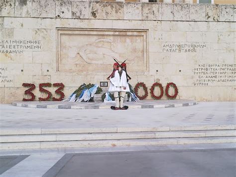ΦΟΒΕΡΗ ΦΩΤΟΓΡΑΦΙΑ ΑΠΟ ΤΟΝ ΑΓΝΩΣΤΟ ΣΤΡΑΤΙΩΤΗ ΜΕ ΣΤΕΦΑΝΙΑ Ο ΑΡΙΘΜΟΣ