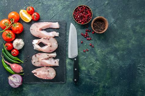 어두운 배경에 빨간 토마토와 상위 뷰 신선한 생선 조각 바다 고기 바다 식사 물 음식 후추 요리 해산물 무료 사진