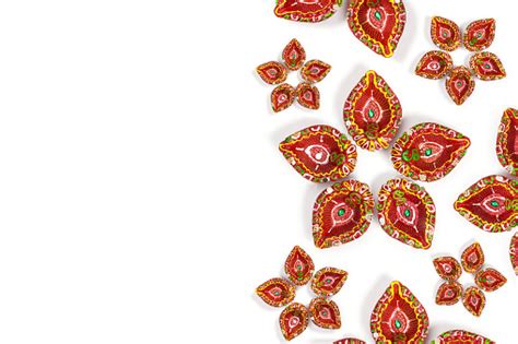 해피 디왈리 디파발리 빛 축제 축제 동안 점토 디야 램프 조명 흰색 배경에 다채로운 전통적인 오일 램프 Diya 텍스트의 공간을 복사합니다 0명에 대한 스톡 사진 및 기타