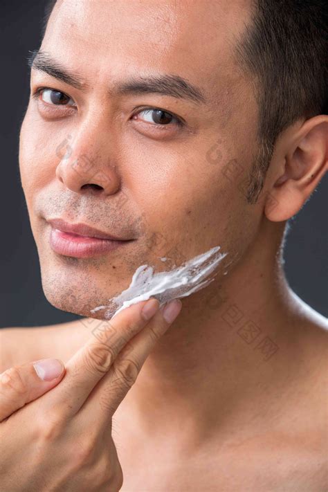 中年男人涂抹剃须膏图片 包图网企业站
