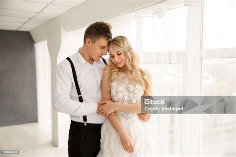 웨딩 커플 사랑 호텔에서 포즈입니다 아름 다운 백인 신부 그리고 결혼식에서 신랑입니다 결혼 개념 2018년에 대한 스톡 사진 및