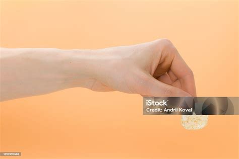 아래로 향하는 남자의 손에는 노란색 배경에 쌀 칩이 들어 있습니다 식이 부분 성분 원 남자 남성 팔 갈색에 대한 스톡 사진 및