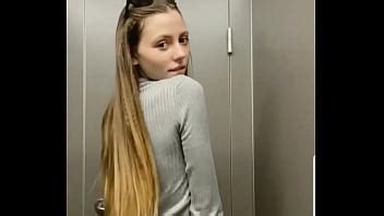 Chica caliente masturbándose en clase universitaria XVIDEOS