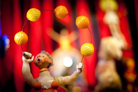 והלוליין מסתתר בתהומו — זוזו גלריה להנעה תרבותית