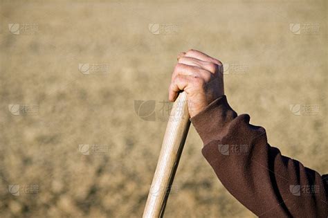 农民的手放在木柄上