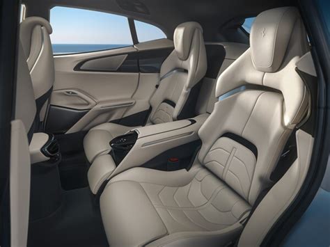 페라리 75년 역사상 최초의 4도어 4인승 차량인 푸로산게 Purosangue 가 드디어 베일을 벗었다