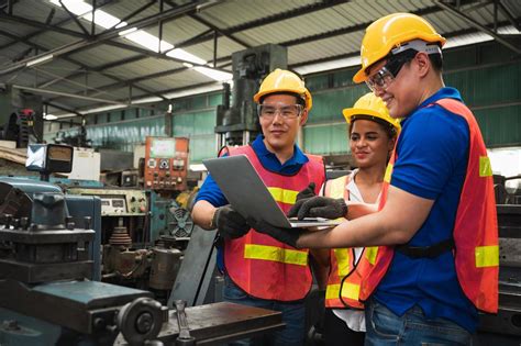 el equipo de trabajadores industriales está trabajando en varios proyectos en una gran fábrica