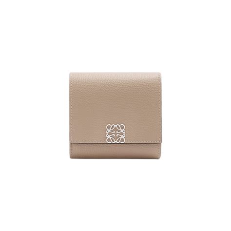 로에베 아나그램 컴팩트 플랩 월렛 인 페블 그레인 카프스킨 샌드 Loewe Kream