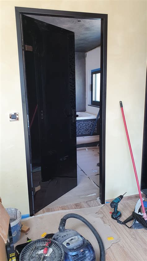 Μαύρη πόρτα μπάνιου Μία επιβλητική κατασκευή Σεγραίδος Δομική