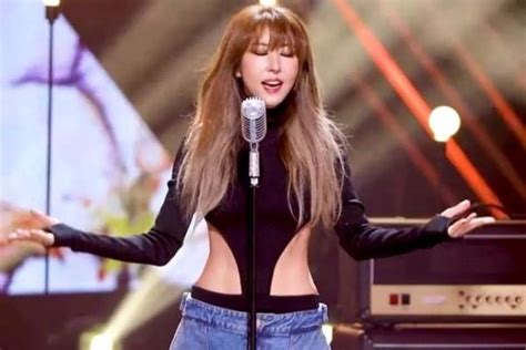 Nữ ca sĩ bị cấm sóng vì quá khiêu gợi 2sao