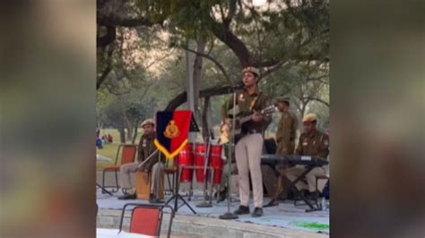 Delhi Police दिल्ली पुलिस के जवान ने गाया रोके न रुके नैना सुरीली