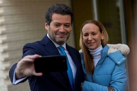 Mulher De André Ventura Com O Coração Nas Mãos O Que Ela Sofre Com A