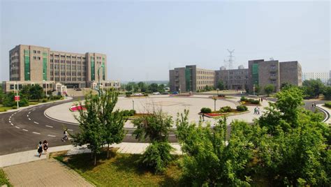 校内广场 沈阳工学院 Shenyang Institute Of Technology