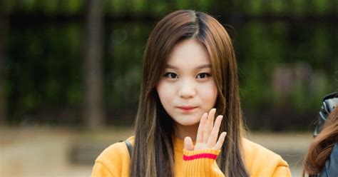 Bnt포토 여자친구 엄지 귀엽게 선서하듯