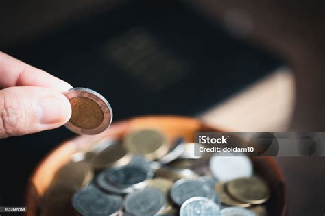 십분의 일 즉 십일조는 성경이 우리에게 첫 열매의 십분의 일을 하나님께 드리라고 가르치는 근거입니다 성경과 동전 기독교 헌금