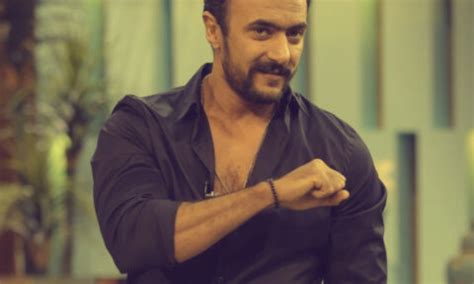 جوَّك أحمد العوضي في برنامج صاحبة السعادة وتحدثه عن تفاصيل حياته