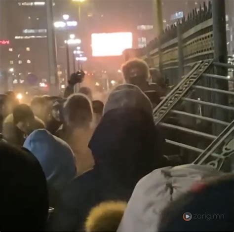 Төрийн ордны зүүн талын хашааг жагсагчид нураажээ