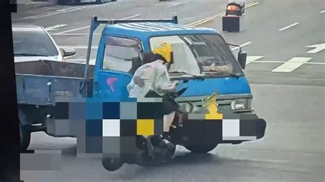 輕熟女騎士下班遇死劫 直行過路口直撞左轉小貨車送醫搶救不治 民生電子報