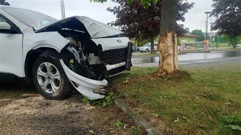 Grafendorf Pkw Lenker Prallte Vor Dem Rüsthaus In Einen Baum