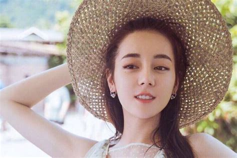迪丽热巴慢游塞舌尔，亲身示范最美旅行着装！