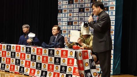 【新日本】iwgpjr調印式で、馬マスクで登場の挑戦者yohが王者shoからまたもベルト強奪 プロレス写真ニュース 日刊スポーツ