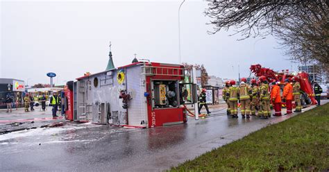 Groźny wypadek we Wrocławiu Wóz strażacki zderzył się z autem Trzy o