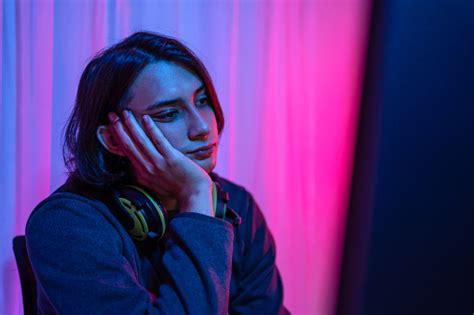 E스포츠 게임이나 스트리머를 하는 잘생긴 소년 패배 또는 실패 게임에서 팀을 관리하는 실수는 패배로 이어진다 라이브 쇼 플레이 게임 파란색과 빨간색 표시등 20 24세에