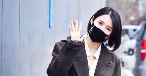 남보라 코트 입고 손인사는 영화의 한장면 포토엔hd
