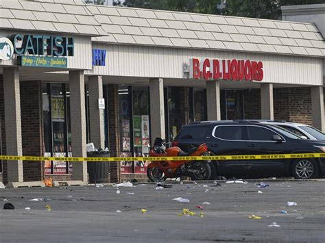Shooting Leaves 1 Dead And At Least 22 Hurt In Suburban Chicago