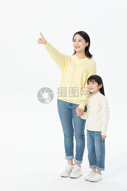 母女牵手看远方高清图片下载 正版图片501540584 摄图网