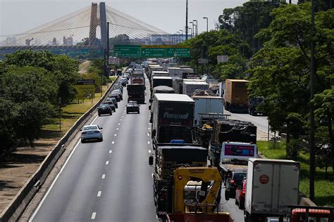 Insatisfeitos Com Anúncio Do Governo Caminhoneiros Cogitam Greve Em
