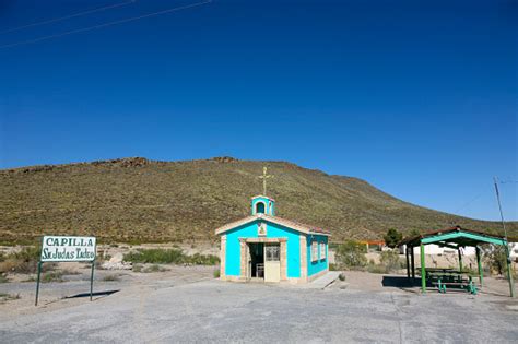 メキシコ北部コアウイラのパラスデラフエンテ郊外の小さな礼拝堂の眺め からっぽのストックフォトや画像を多数ご用意 からっぽ コアウイラ