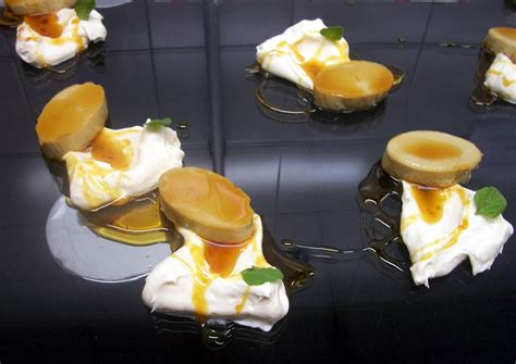 Flan con peperina y cedrón un postre cordobés con aire serrano
