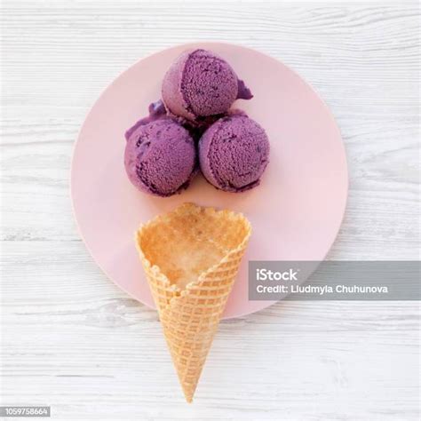 흰색 나무 배경 위에 분홍색 접시에 아이스크림 콘 블루베리 아이스크림 공 위에서 평평 하다 오버 헤드 0명에 대한 스톡 사진 및
