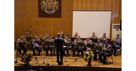 Диригентът на оркестъра на НВУ свири на пишеща машина на концерт в Търново
