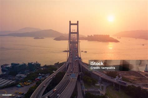 칭 마 대교의 공중 보기 교통 및 여행 컨셉의 서 스 펜 션 아키텍처의 구조와 홍콩의 고속도로 석양에 도시 도시입니다 0명에