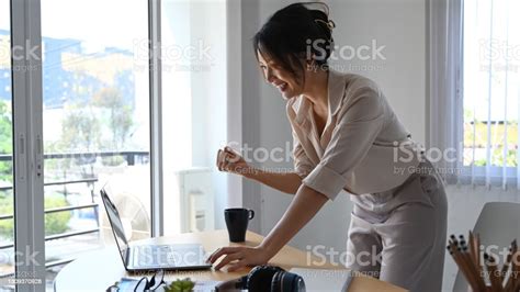 노트북에서 좋은 소식을 읽고 사무실에서 비즈니스 성공을 축하하는 행복한 매력적인 사업가 30 34세에 대한 스톡 사진 및 기타