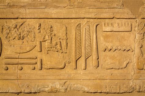 Hieroglif Mesir Kuno Di Dinding Di Kuil Horus Di Edfu Mesir Foto Stok