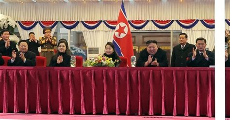 신년경축대공연 관람하는 北 김정은 가족과 간부들