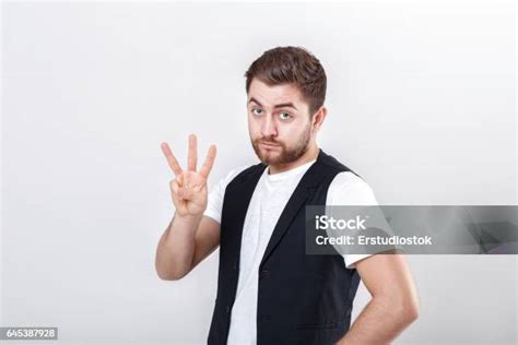 흰 셔츠에 검은 조끼 3 제스처를 보여주는 수염과 젊은 남자 3가지 개체에 대한 스톡 사진 및 기타 이미지 3가지 개체 손가락 3 Istock