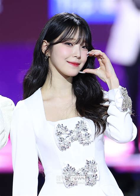 [포토s] 프로미스나인 백지헌 매력적인 볼하트