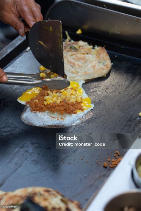 벗겨지는 파 팬케이크 대만의 인기있는 아침 식사 요리사 요리 벗겨진 파명 팬케이크 메뉴 아시아 길거리 음식 지역 음식 거리에 대한 스톡 사진 및 기타 이미지 Istock
