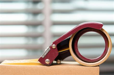 파견을 위한 납품 패킹 전자 상거래 선박 주문 상자를 위한 골판지 상자 소포에 테이프 디스펜서의 닫기 0명에 대한 스톡 사진 및 기타 이미지 Istock