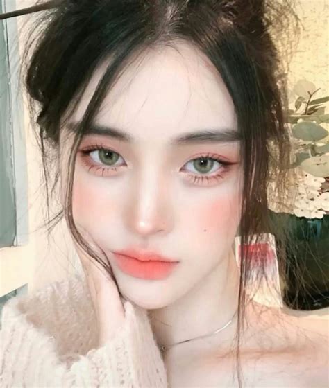 Light Feminine Makeup
