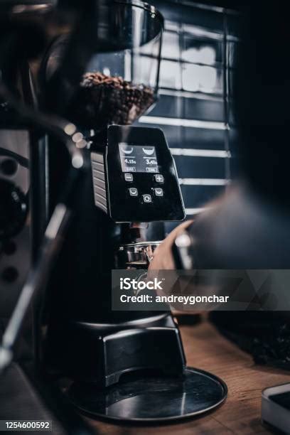 바리스타 커피 분쇄기에서 홀더까지 지상 커피를 집어 들고 에스프레소 만들기 모던 양식에 대한 스톡 사진 및 기타 이미지 모던 양식 커피 분쇄기 금속 Istock