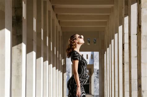 흑인과 백인 젊은 임신한 여자 드레스 도시에는 여름에는 하루에 열 사이 야외 이미지 가냘픈에 대한 스톡 사진 및 기타 이미지 가냘픈 건물 외관 건축 Istock